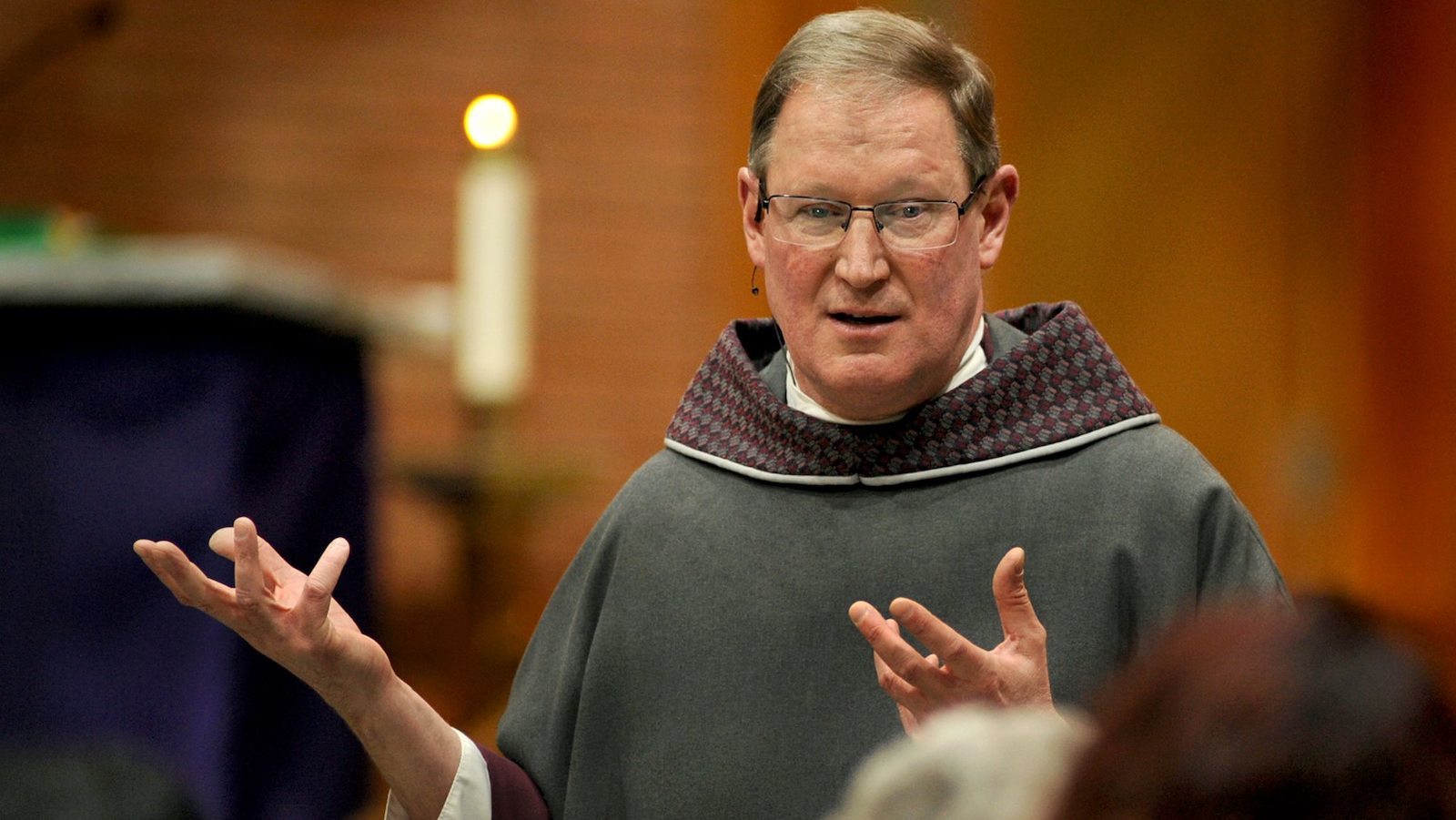 Padre é suspenso após postagens revelarem suposto relacionamento com homem | Pheeno